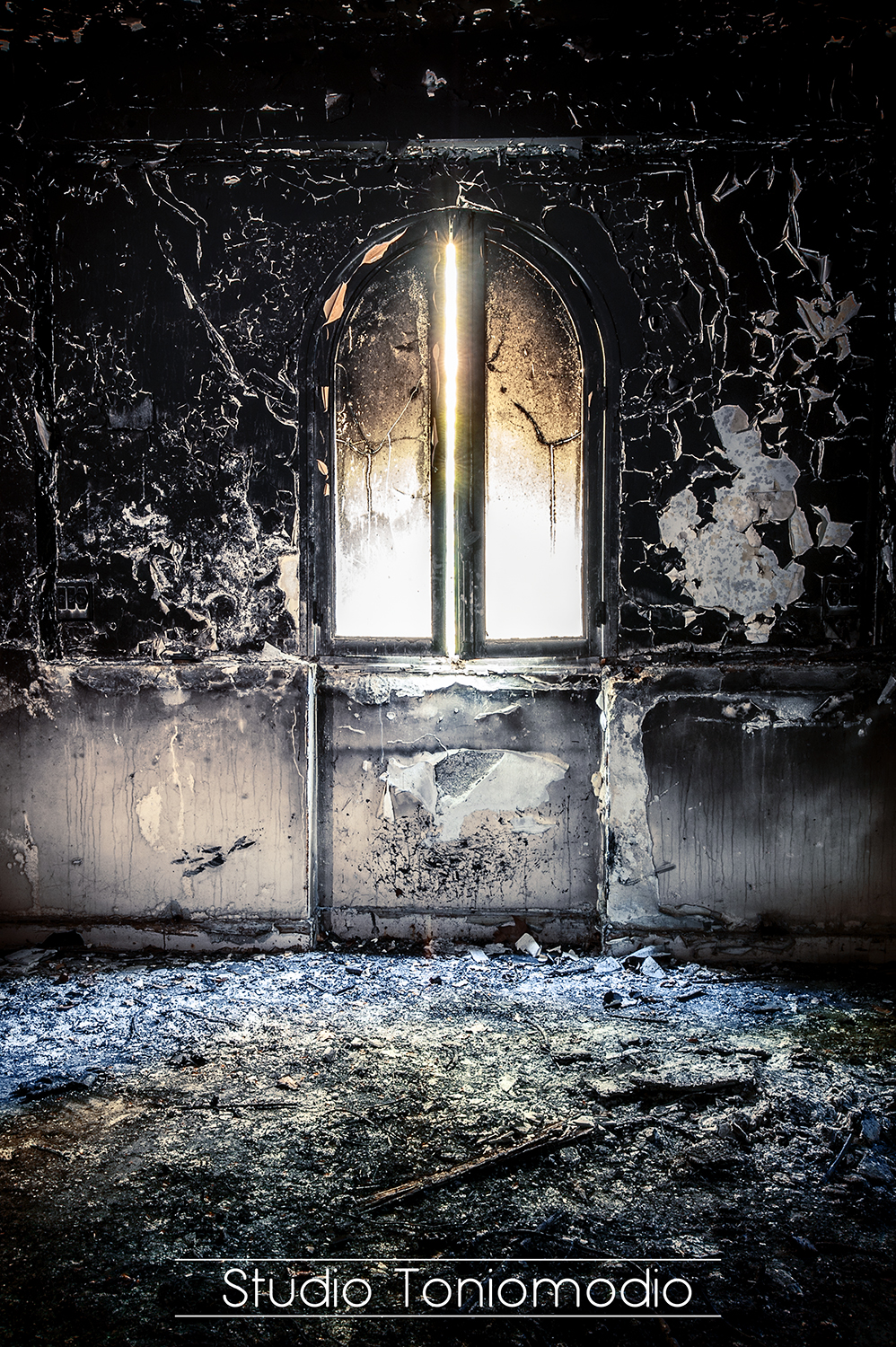 Burnt Window – Studio Toniomodio